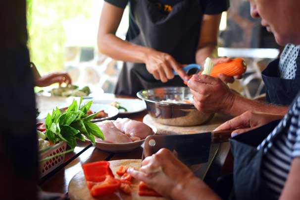 preparing-thai-ingredients - Pui Cooking Class